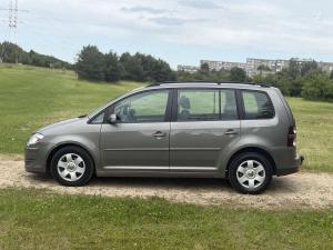 Brūns Volkswagen Touran 2008 Viļņa, ar dzinēja tilpumu 1.97 L un nobraukumu 321 tūkst. km par 2200 €, foto 4 vietnē AUTOMOTO.COM.LV