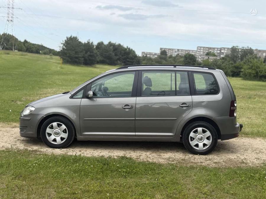 Brūns Volkswagen Touran 2008 Viļņa, ar dzinēja tilpumu 1.97 L un nobraukumu 321 tūkst. km par 2200 €, foto 4 vietnē AUTOMOTO.COM.LV