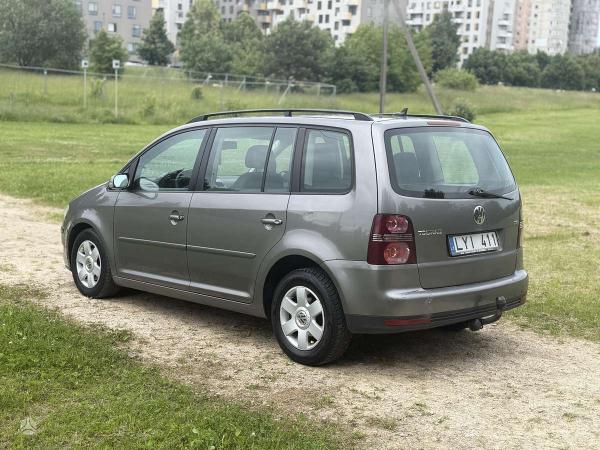 Brown Volkswagen Touran 2008 in Vilnius, with an engine capacity of 1.97 L and mileage of 321 thousand km for 2200 €, photo 4 on AUTOMOTO.COM.LV