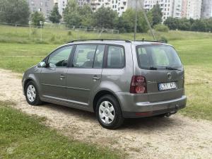 Brūns Volkswagen Touran 2008 Viļņa, ar dzinēja tilpumu 1.97 L un nobraukumu 321 tūkst. km par 2200 €, foto 5 vietnē AUTOMOTO.COM.LV