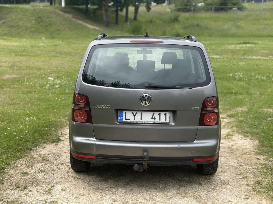 Brūns Volkswagen Touran 2008 Viļņa, ar dzinēja tilpumu 1.97 L un nobraukumu 321 tūkst. km par 2200 €, foto 7 vietnē AUTOMOTO.COM.LV
