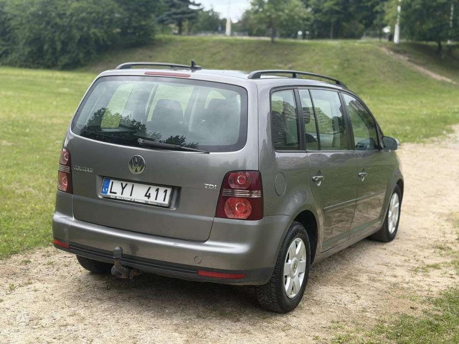 Brūns Volkswagen Touran 2008 Viļņa, ar dzinēja tilpumu 1.97 L un nobraukumu 321 tūkst. km par 2200 €, foto 8 vietnē AUTOMOTO.COM.LV
