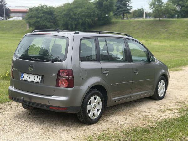Brown Volkswagen Touran 2008 in Vilnius, with an engine capacity of 1.97 L and mileage of 321 thousand km for 2200 €, photo 8 on AUTOMOTO.COM.LV