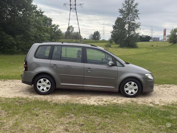 Brown Volkswagen Touran 2008 in Vilnius, with an engine capacity of 1.97 L and mileage of 321 thousand km for 2200 €, photo 9 on AUTOMOTO.COM.LV