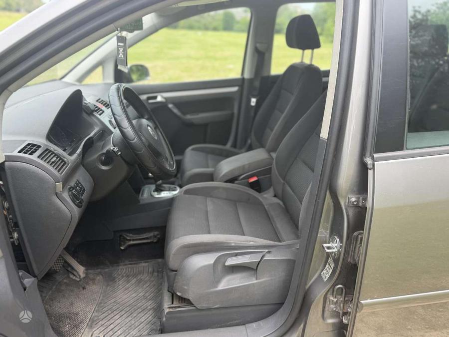 Brūns Volkswagen Touran 2008 Viļņa, ar dzinēja tilpumu 1.97 L un nobraukumu 321 tūkst. km par 2200 €, foto 15 vietnē AUTOMOTO.COM.LV