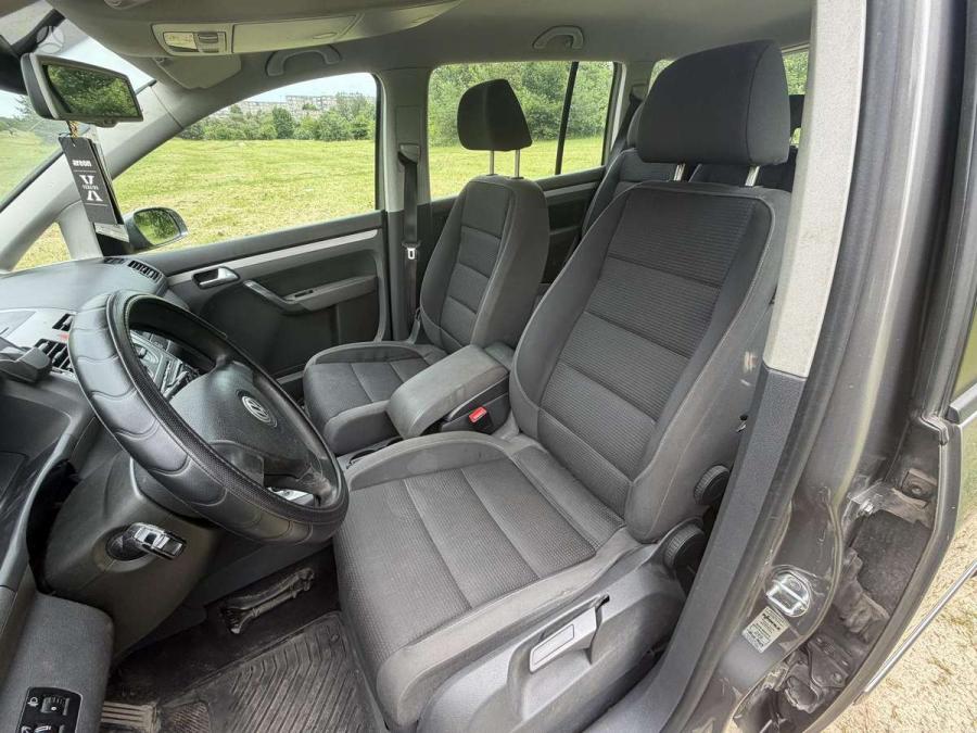 Brūns Volkswagen Touran 2008 Viļņa, ar dzinēja tilpumu 1.97 L un nobraukumu 321 tūkst. km par 2200 €, foto 16 vietnē AUTOMOTO.COM.LV
