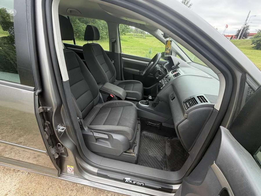 Brūns Volkswagen Touran 2008 Viļņa, ar dzinēja tilpumu 1.97 L un nobraukumu 321 tūkst. km par 2200 €, foto 19 vietnē AUTOMOTO.COM.LV