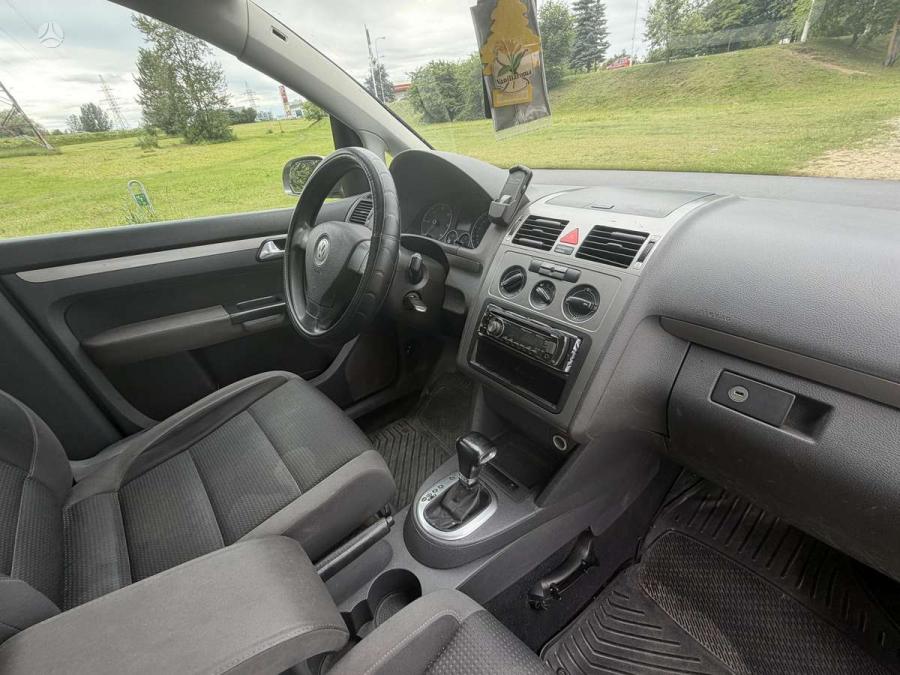 Brūns Volkswagen Touran 2008 Viļņa, ar dzinēja tilpumu 1.97 L un nobraukumu 321 tūkst. km par 2200 €, foto 20 vietnē AUTOMOTO.COM.LV