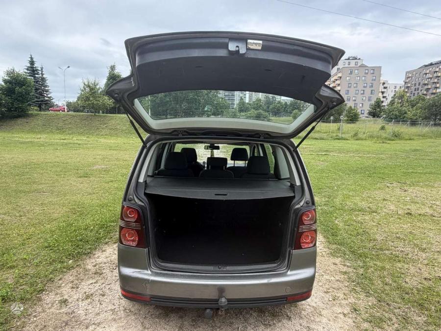 Brūns Volkswagen Touran 2008 Viļņa, ar dzinēja tilpumu 1.97 L un nobraukumu 321 tūkst. km par 2200 €, foto 25 vietnē AUTOMOTO.COM.LV