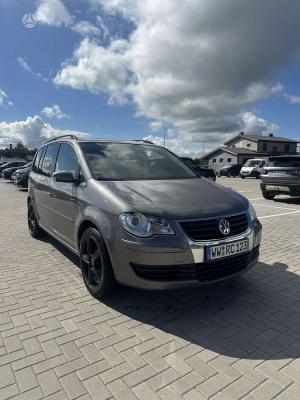 Brown Volkswagen Touran 2008 in Taurage, with an engine capacity of 1.90 L and mileage of 322 thousand km for 2800 €, photo  on AUTOMOTO.COM.LV