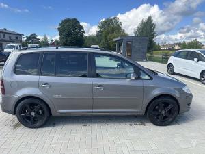 Brown Volkswagen Touran 2008 in Taurage, with an engine capacity of 1.90 L and mileage of 322 thousand km for 2800 €, photo 6 on AUTOMOTO.COM.LV