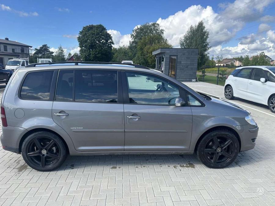 Brown Volkswagen Touran 2008 in Taurage, with an engine capacity of 1.90 L and mileage of 322 thousand km for 2800 €, photo 6 on AUTOMOTO.COM.LV