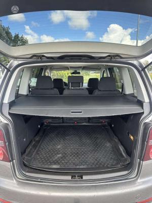 Brown Volkswagen Touran 2008 in Taurage, with an engine capacity of 1.90 L and mileage of 322 thousand km for 2800 €, photo 9 on AUTOMOTO.COM.LV
