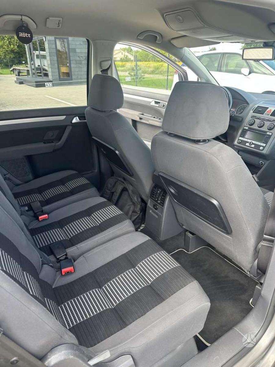 Brown Volkswagen Touran 2008 in Taurage, with an engine capacity of 1.90 L and mileage of 322 thousand km for 2800 €, photo 10 on AUTOMOTO.COM.LV