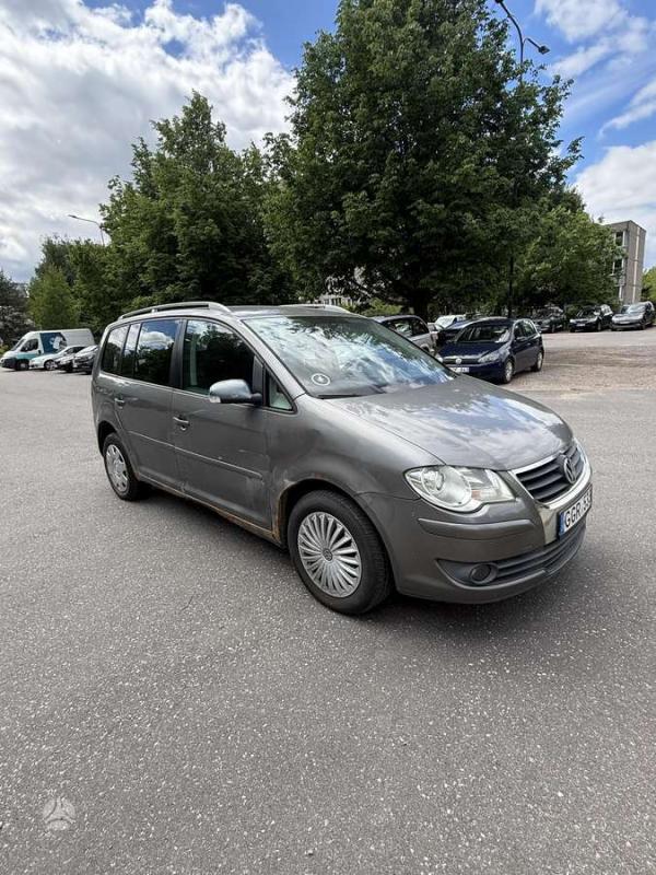 Brūns Volkswagen Touran 2009 Viļņa, ar dzinēja tilpumu 1.90 L un nobraukumu 507 tūkst. km par 600 €, foto 2 vietnē AUTOMOTO.COM.LV