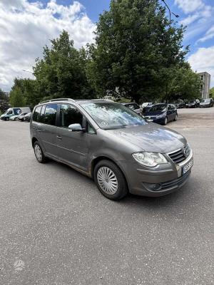 Brūns Volkswagen Touran 2009 Viļņa, ar dzinēja tilpumu 1.90 L un nobraukumu 507 tūkst. km par 600 €, foto 3 vietnē AUTOMOTO.COM.LV