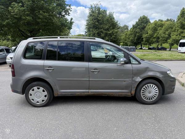 Brūns Volkswagen Touran 2009 Viļņa, ar dzinēja tilpumu 1.90 L un nobraukumu 507 tūkst. km par 600 €, foto 3 vietnē AUTOMOTO.COM.LV