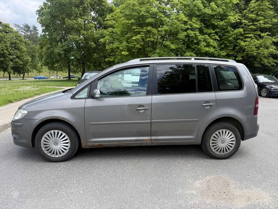 Brūns Volkswagen Touran 2009 Viļņa, ar dzinēja tilpumu 1.90 L un nobraukumu 507 tūkst. km par 600 €, foto 5 vietnē AUTOMOTO.COM.LV