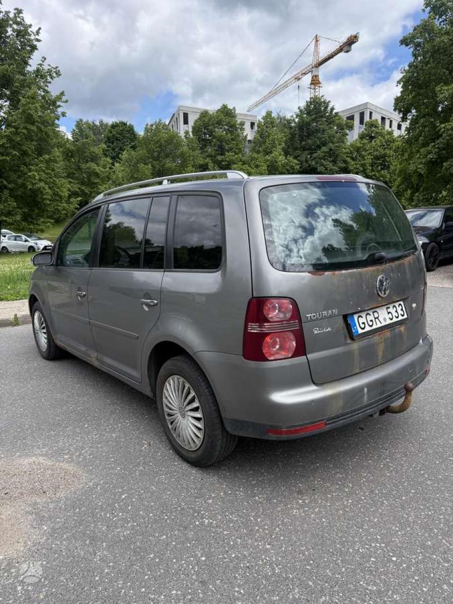 Brūns Volkswagen Touran 2009 Viļņa, ar dzinēja tilpumu 1.90 L un nobraukumu 507 tūkst. km par 600 €, foto 6 vietnē AUTOMOTO.COM.LV