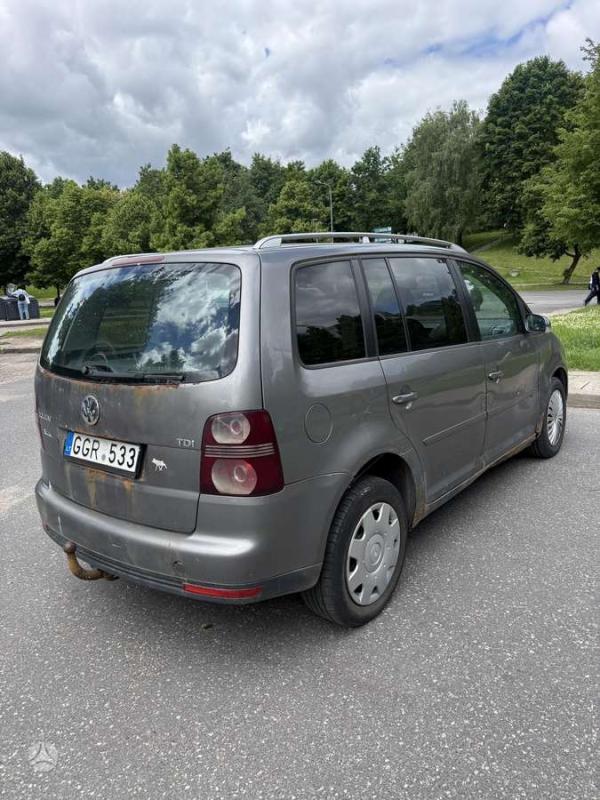 Brūns Volkswagen Touran 2009 Viļņa, ar dzinēja tilpumu 1.90 L un nobraukumu 507 tūkst. km par 600 €, foto 6 vietnē AUTOMOTO.COM.LV