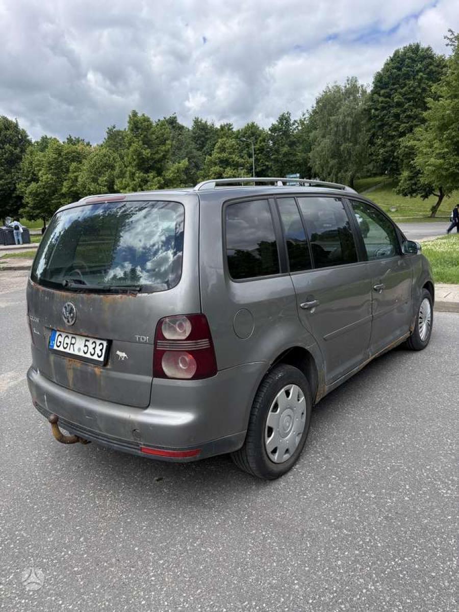 Brūns Volkswagen Touran 2009 Viļņa, ar dzinēja tilpumu 1.90 L un nobraukumu 507 tūkst. km par 600 €, foto 7 vietnē AUTOMOTO.COM.LV