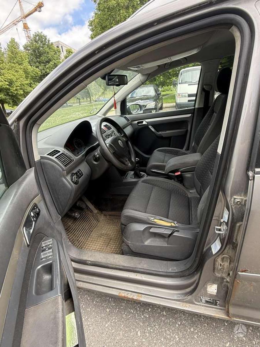 Brūns Volkswagen Touran 2009 Viļņa, ar dzinēja tilpumu 1.90 L un nobraukumu 507 tūkst. km par 600 €, foto 9 vietnē AUTOMOTO.COM.LV