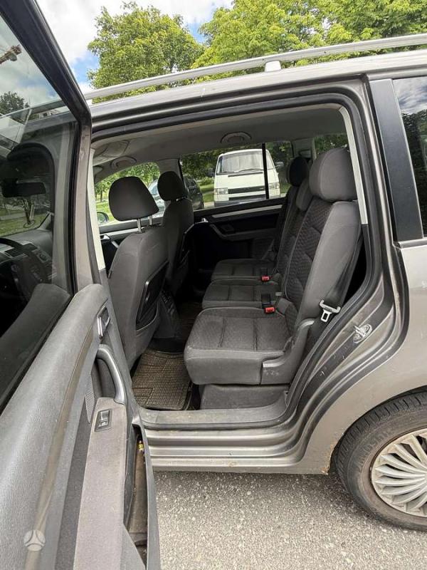 Brūns Volkswagen Touran 2009 Viļņa, ar dzinēja tilpumu 1.90 L un nobraukumu 507 tūkst. km par 600 €, foto 9 vietnē AUTOMOTO.COM.LV