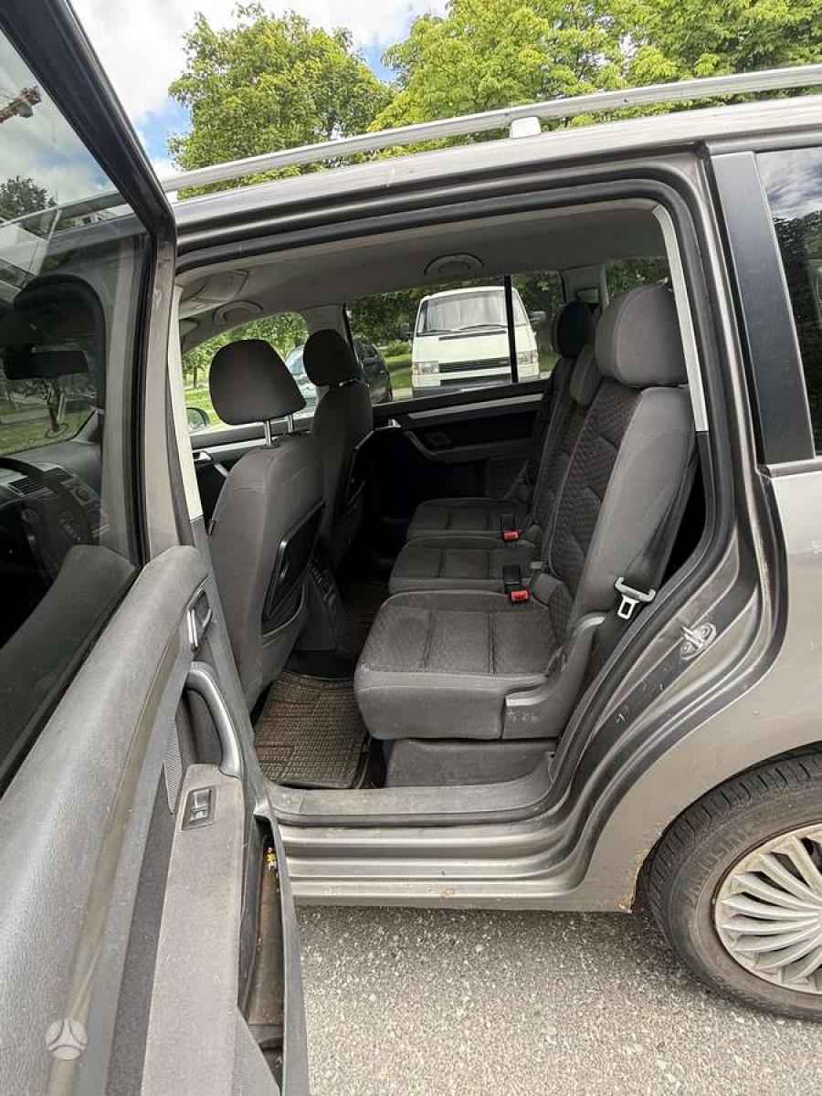Brūns Volkswagen Touran 2009 Viļņa, ar dzinēja tilpumu 1.90 L un nobraukumu 507 tūkst. km par 600 €, foto 10 vietnē AUTOMOTO.COM.LV