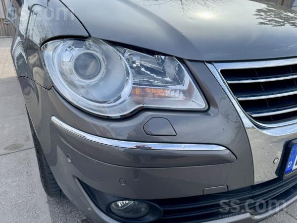 Brown Volkswagen Touran 2009 in Riga, with an engine capacity of 1.40 L and mileage of 143 thousand km for 5290 €, photo 3 on AUTOMOTO.COM.LV