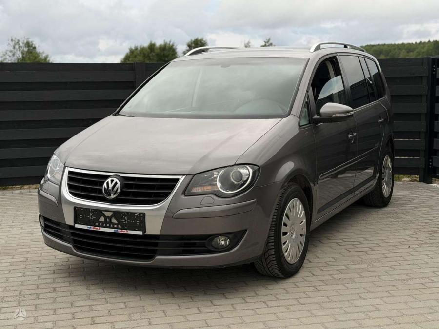 Brown Volkswagen Touran 2009 in Kretinga, with an engine capacity of 1.39 L and mileage of 199 thousand km for 3999 €, photo 1 on AUTOMOTO.COM.LV