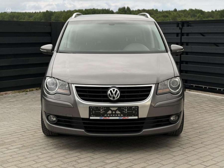 Brown Volkswagen Touran 2009 in Kretinga, with an engine capacity of 1.39 L and mileage of 199 thousand km for 3999 €, photo 3 on AUTOMOTO.COM.LV