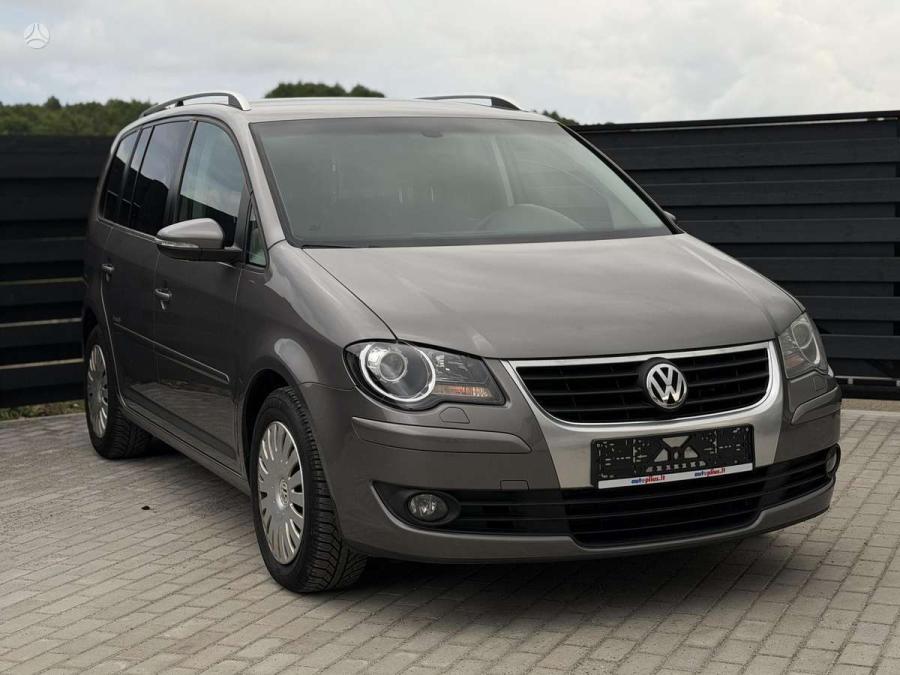 Brown Volkswagen Touran 2009 in Kretinga, with an engine capacity of 1.39 L and mileage of 199 thousand km for 3999 €, photo 4 on AUTOMOTO.COM.LV