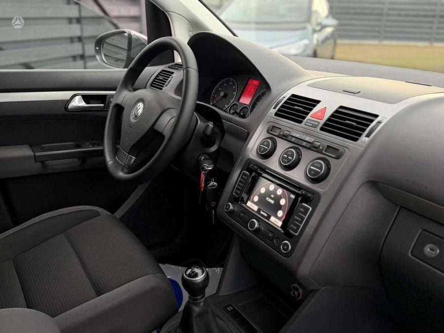 Brown Volkswagen Touran 2009 in Kretinga, with an engine capacity of 1.39 L and mileage of 199 thousand km for 3999 €, photo 5 on AUTOMOTO.COM.LV