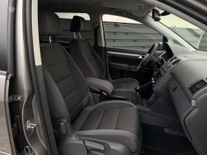 Brown Volkswagen Touran 2009 in Kretinga, with an engine capacity of 1.39 L and mileage of 199 thousand km for 3999 €, photo 6 on AUTOMOTO.COM.LV
