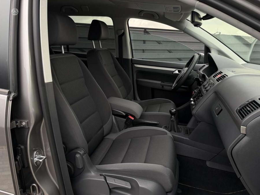 Brown Volkswagen Touran 2009 in Kretinga, with an engine capacity of 1.39 L and mileage of 199 thousand km for 3999 €, photo 6 on AUTOMOTO.COM.LV