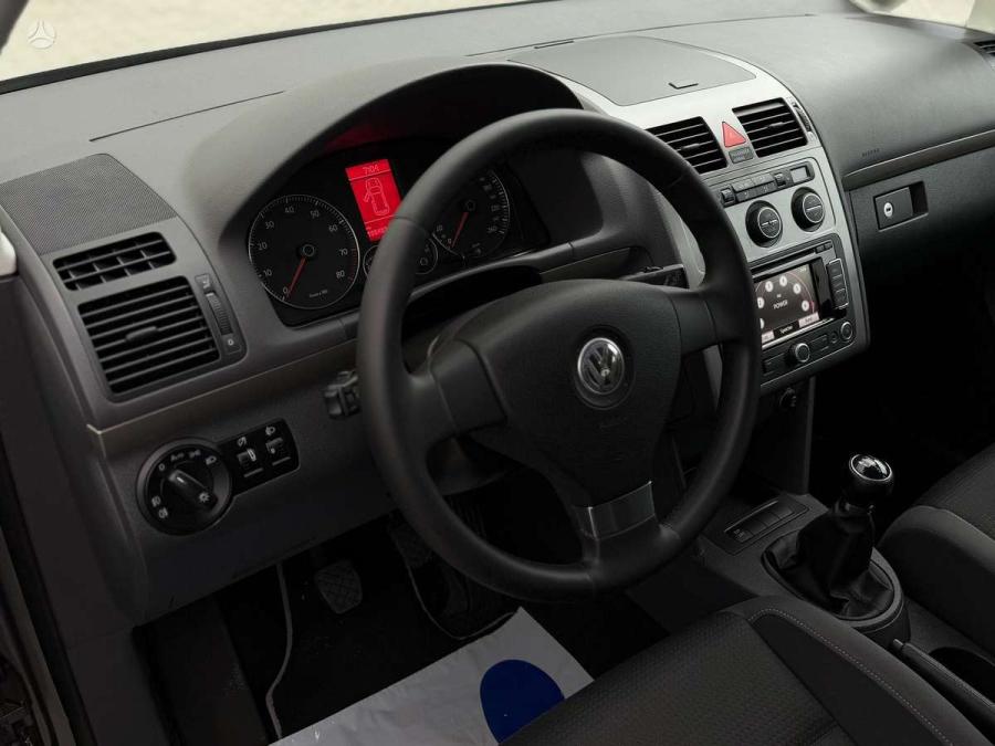 Brown Volkswagen Touran 2009 in Kretinga, with an engine capacity of 1.39 L and mileage of 199 thousand km for 3999 €, photo 8 on AUTOMOTO.COM.LV