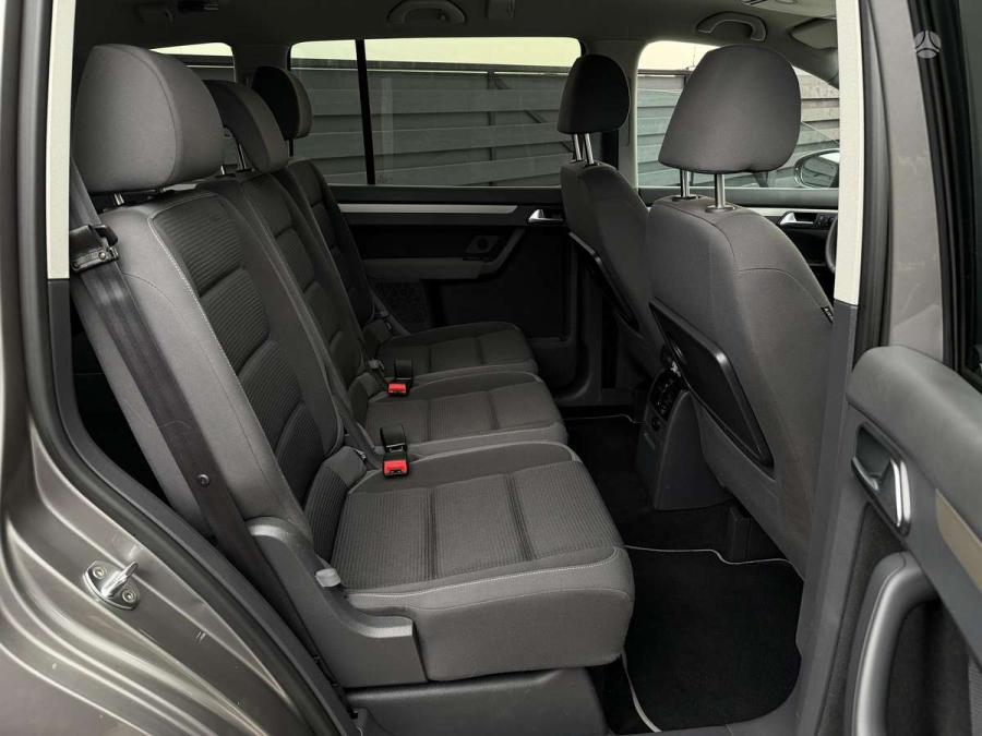 Brown Volkswagen Touran 2009 in Kretinga, with an engine capacity of 1.39 L and mileage of 199 thousand km for 3999 €, photo 9 on AUTOMOTO.COM.LV