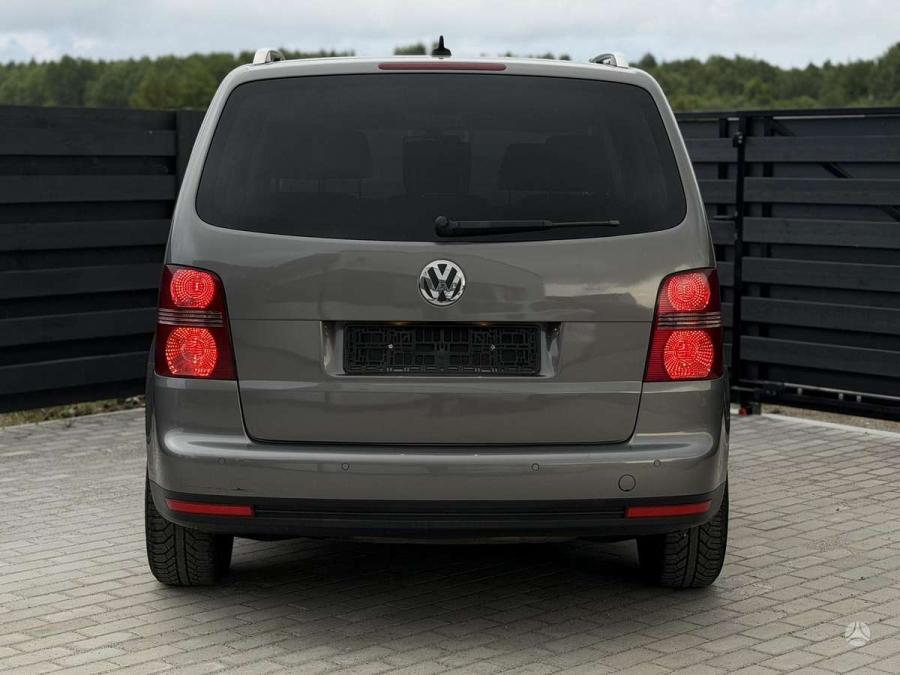 Brown Volkswagen Touran 2009 in Kretinga, with an engine capacity of 1.39 L and mileage of 199 thousand km for 3999 €, photo 12 on AUTOMOTO.COM.LV