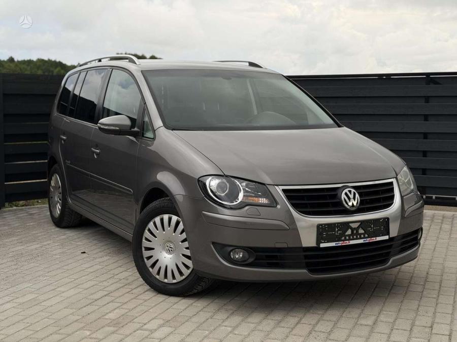 Brown Volkswagen Touran 2009 in Kretinga, with an engine capacity of 1.39 L and mileage of 199 thousand km for 3999 €, photo 14 on AUTOMOTO.COM.LV