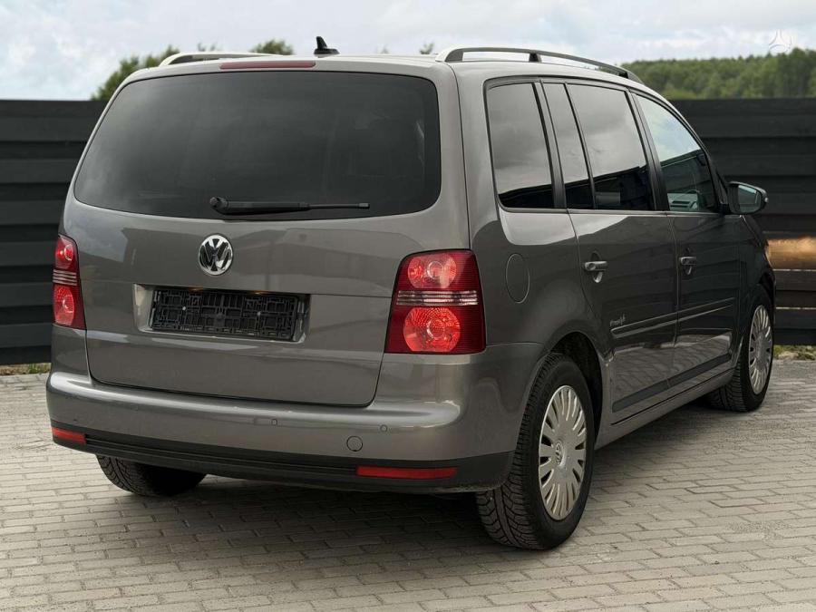 Brown Volkswagen Touran 2009 in Kretinga, with an engine capacity of 1.39 L and mileage of 199 thousand km for 3999 €, photo 15 on AUTOMOTO.COM.LV