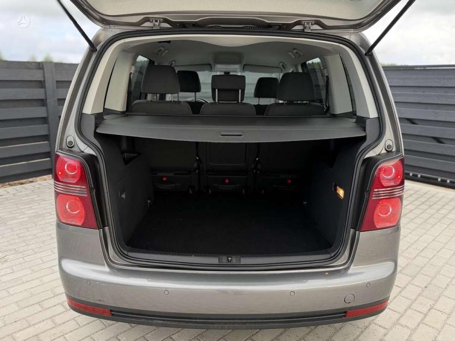 Brown Volkswagen Touran 2009 in Kretinga, with an engine capacity of 1.39 L and mileage of 199 thousand km for 3999 €, photo 16 on AUTOMOTO.COM.LV