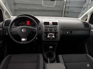 Brown Volkswagen Touran 2009 in Kretinga, with an engine capacity of 1.39 L and mileage of 199 thousand km for 3999 €, photo 17 on AUTOMOTO.COM.LV