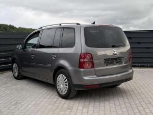 Brown Volkswagen Touran 2009 in Kretinga, with an engine capacity of 1.39 L and mileage of 199 thousand km for 3999 €, photo 19 on AUTOMOTO.COM.LV