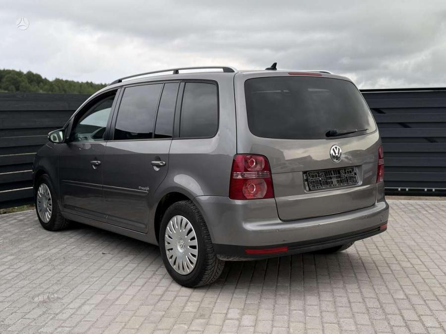 Brown Volkswagen Touran 2009 in Kretinga, with an engine capacity of 1.39 L and mileage of 199 thousand km for 3999 €, photo 19 on AUTOMOTO.COM.LV