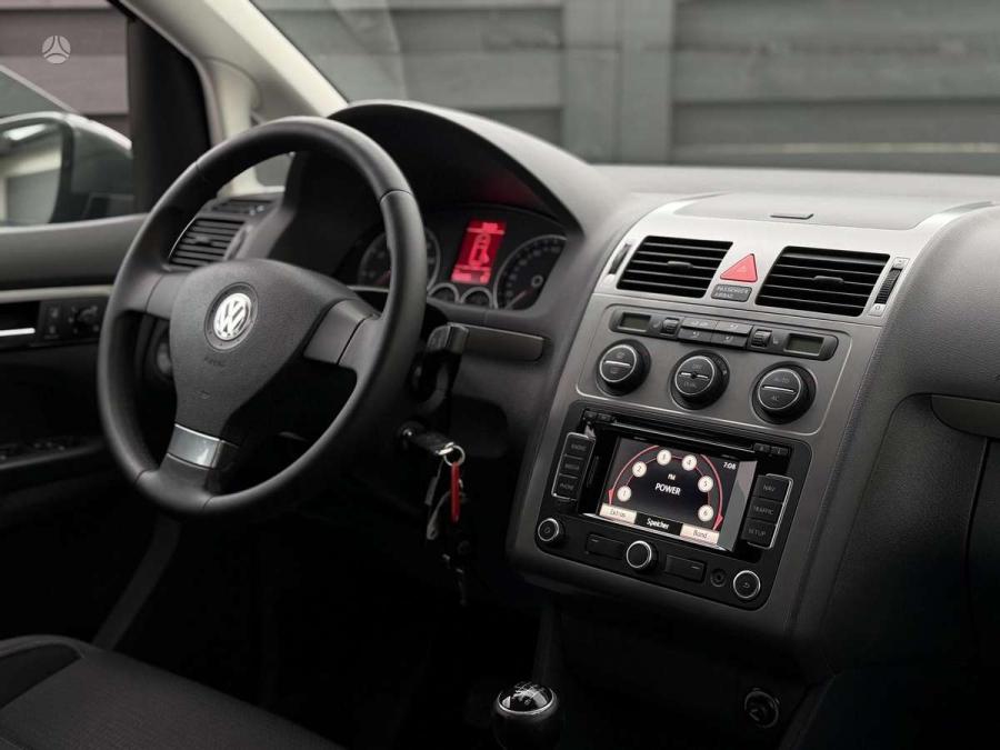 Brown Volkswagen Touran 2009 in Kretinga, with an engine capacity of 1.39 L and mileage of 199 thousand km for 3999 €, photo 20 on AUTOMOTO.COM.LV