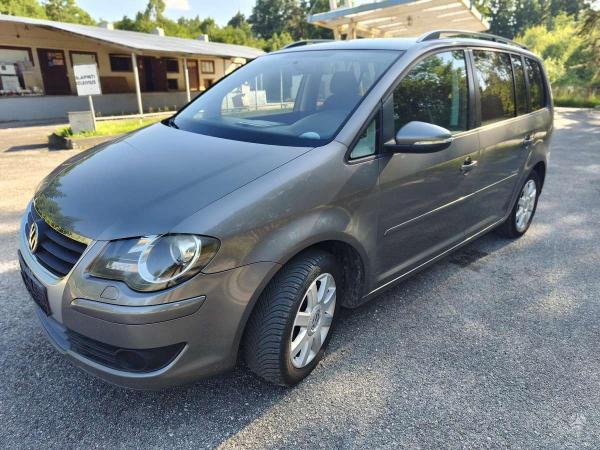 Brown Volkswagen Touran 2009 in Utena, with an engine capacity of 1.90 L and mileage of 292 thousand km for 3850 €, photo 3 on AUTOMOTO.COM.LV