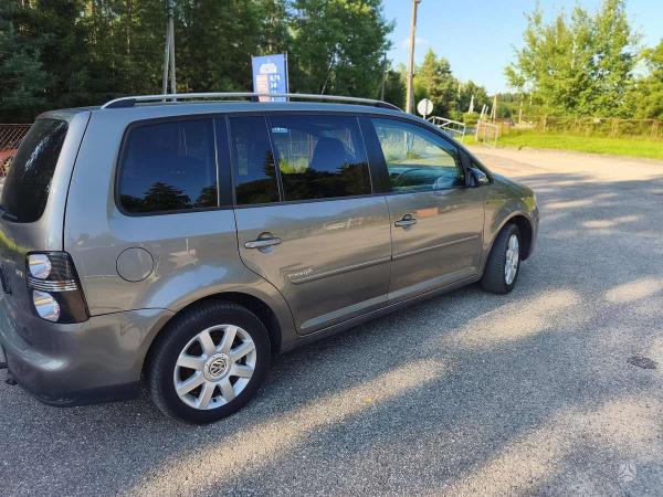 Brown Volkswagen Touran 2009 in Utena, with an engine capacity of 1.90 L and mileage of 292 thousand km for 3850 €, photo 10 on AUTOMOTO.COM.LV