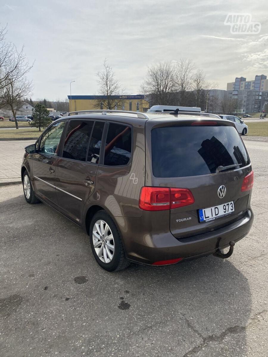 Brown Volkswagen Touran 2010 in Panevezys, with an engine capacity of 2.00 L and mileage of 363 thousand km for 4400 €, photo 4 on AUTOMOTO.COM.LV