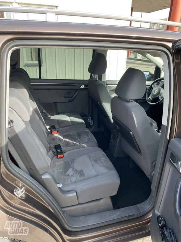 Brown Volkswagen Touran 2010 in Panevezys, with an engine capacity of 2.00 L and mileage of 363 thousand km for 4400 €, photo 10 on AUTOMOTO.COM.LV