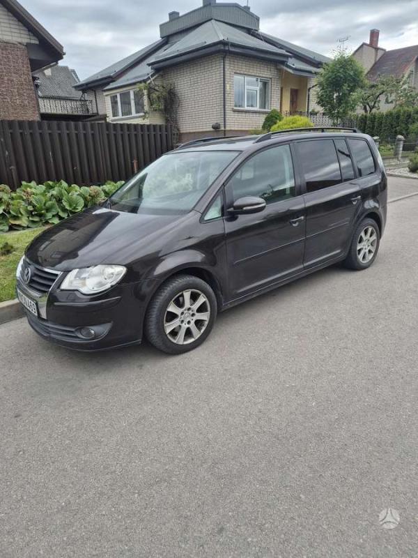 Brown Volkswagen Touran 2010 in Marijampole, with an engine capacity of 1.90 L and mileage of 289 thousand km for 3390 €, photo 2 on AUTOMOTO.COM.LV